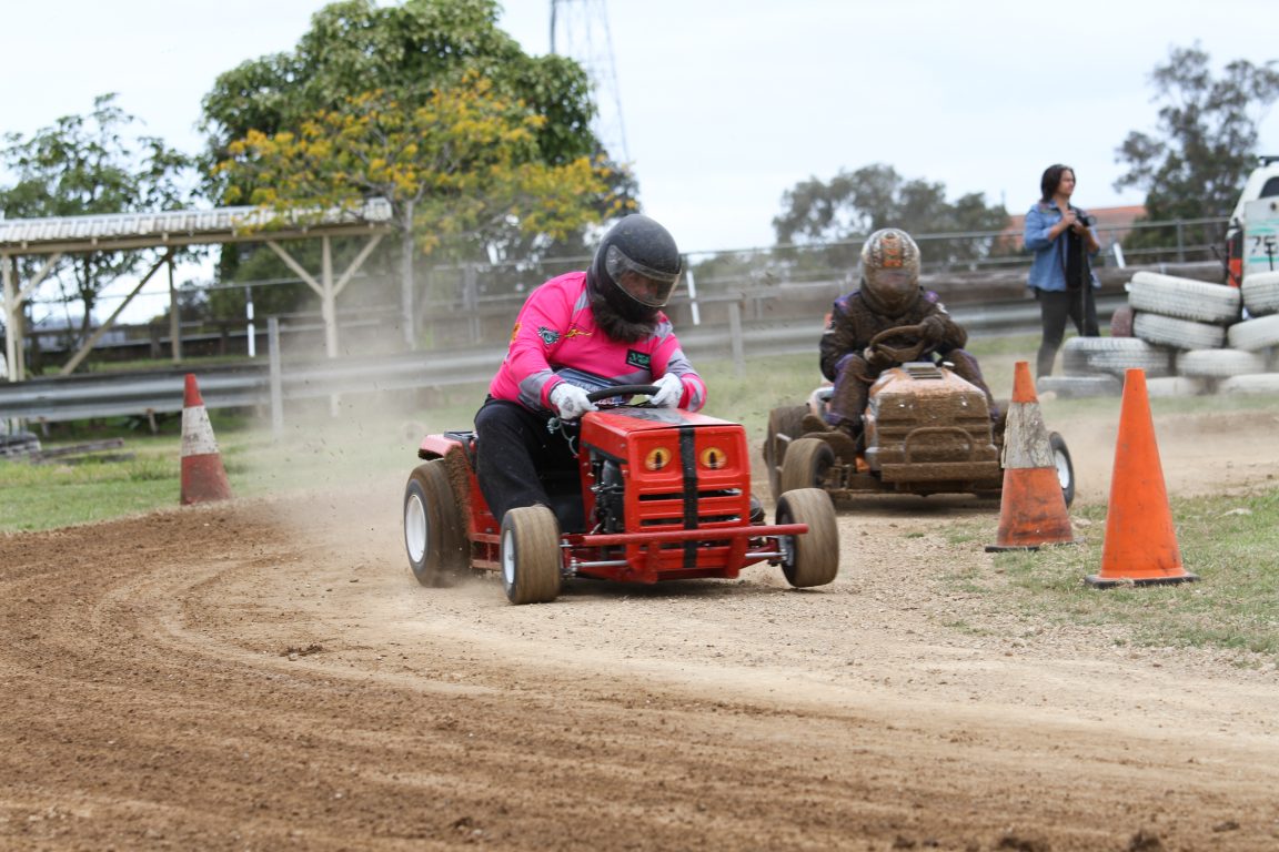 Ride on mower racing: garden gangsters - RV Daily
