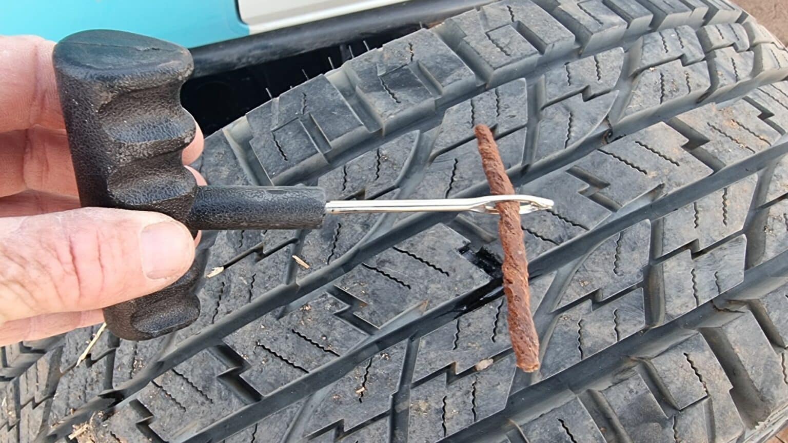 How to repair a tubeless tyre with a plug